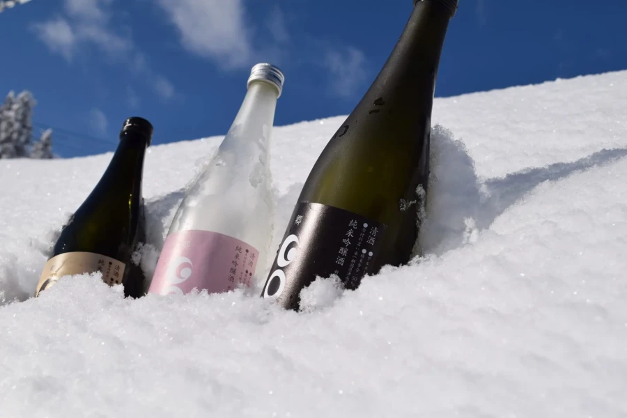 Packed with snow and sake from Tsunan! 'GO & Snow (Goseki) Set' | GOKU LINK